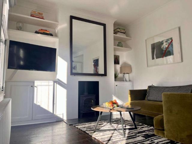 2 Bedroom Apartment London London LS101853625