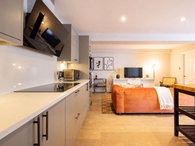 2 Bedroom Apartment London London LS101853894