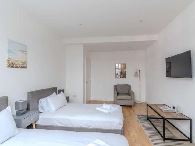 2 Bedroom Apartment London London LS101853987