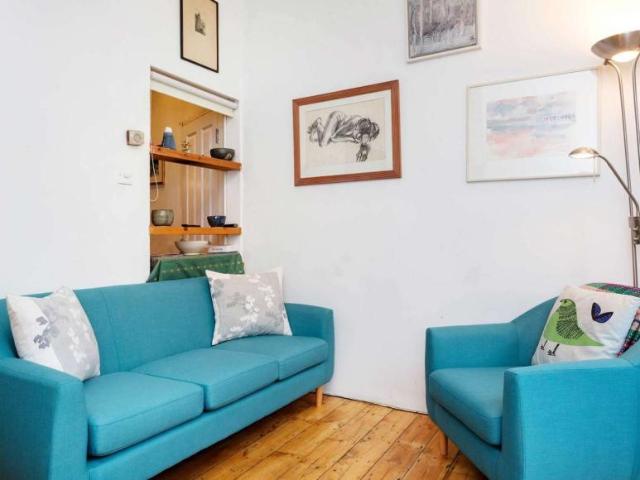 2 Bedroom Apartment London London LS101853353