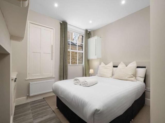 2 Bedroom Apartment London London LS101191255