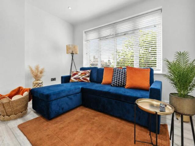 2 Bedroom Apartment London London LS102436128