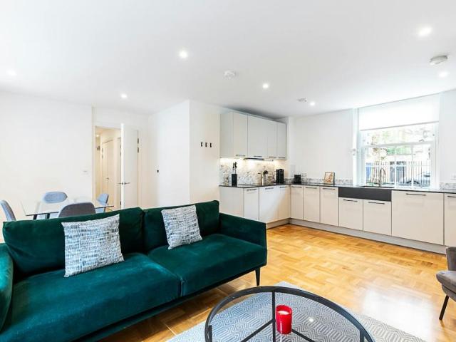2 Bedroom Apartment London London LS102436305