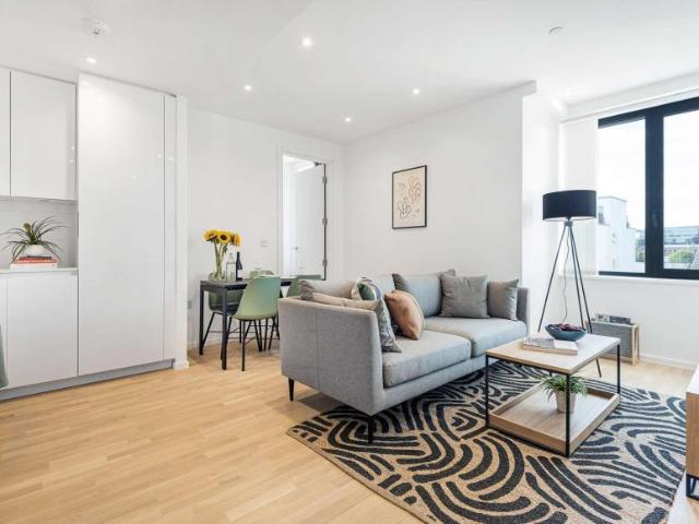 2 Bedroom Apartment London London LS102523544