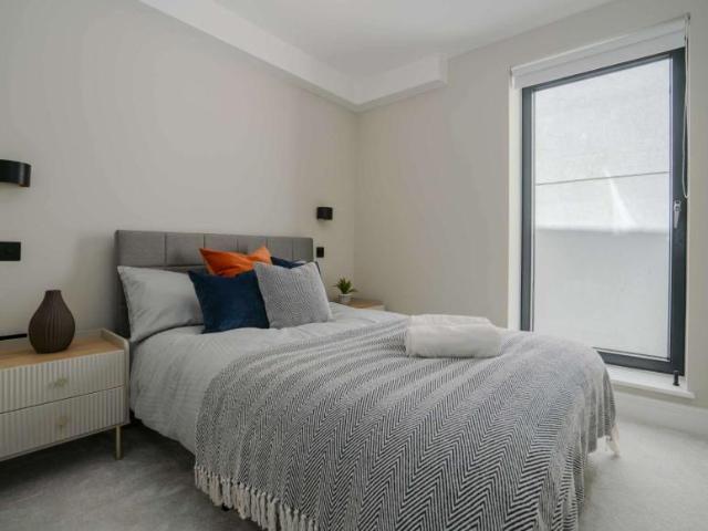 2 Bedroom Apartment London London LS102590317