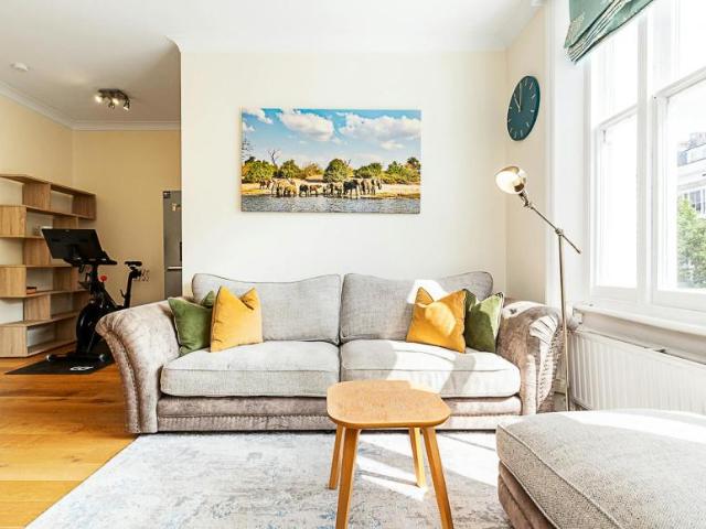 2 Bedroom Apartment London London LS102753464