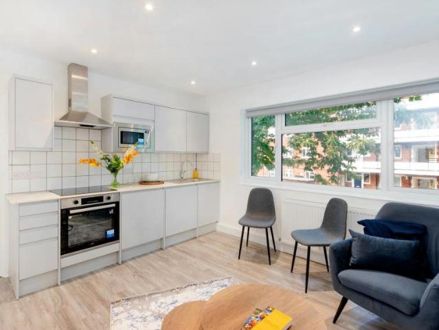 2 Bedroom Apartment London London LS102854675