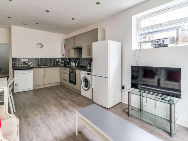 2 Bedroom Apartment London London LS102207654