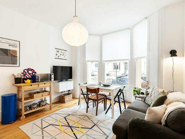 2 Bedroom Apartment London London LS102367336