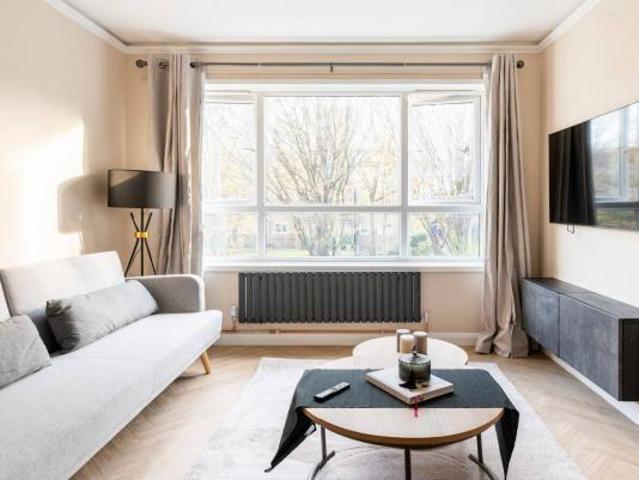 2 Bedroom Apartment London London LS103012845
