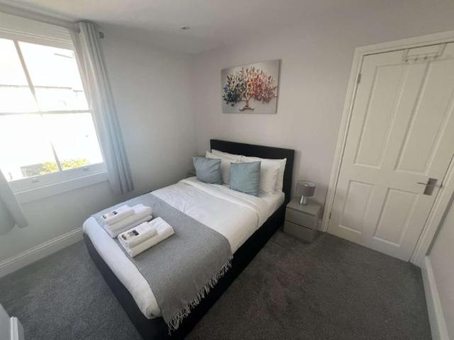 2 Bedroom Apartment London London LS103094014