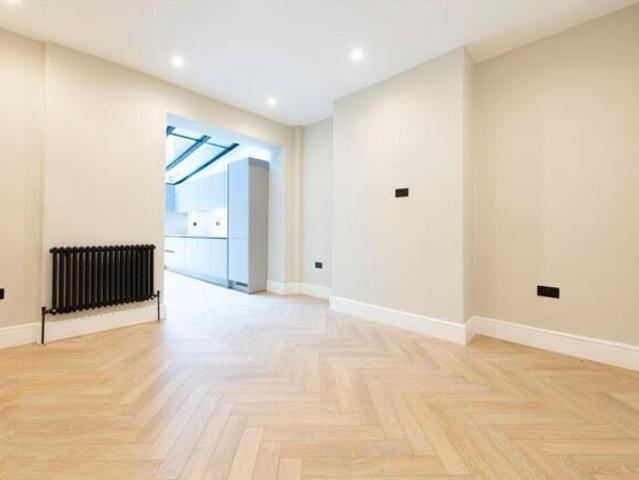 2 Bedroom Apartment Londres Great London LS98649200