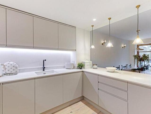 2 Bedroom Apartment Londres Great London LS99475956