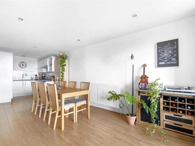 2 Bedroom Apartment Londres Greater London 100733521