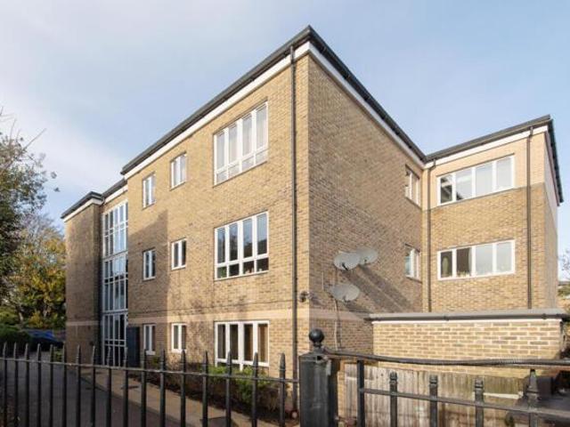 2 Bedroom Apartment Londres Greater London 99774083