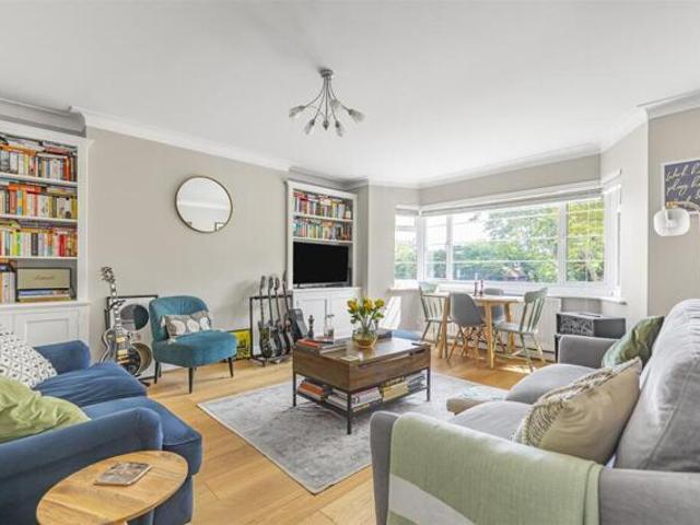 2 Bedroom Apartment Londres Greater London LS98504022