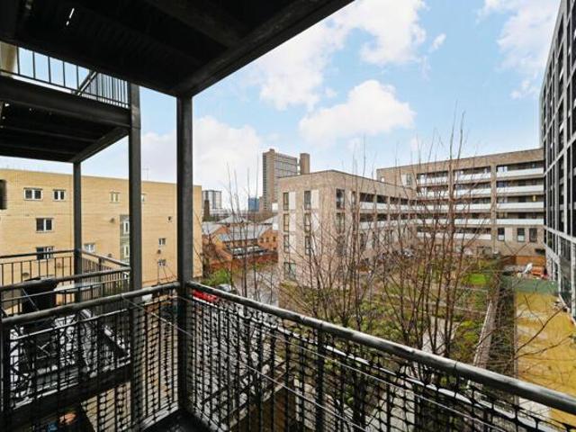 2 Bedroom Apartment Londres Greater London LS98864386