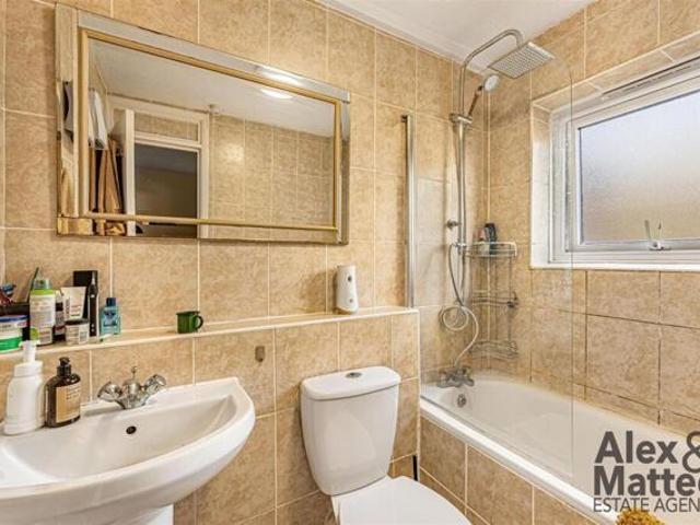 2 Bedroom Apartment Londres Greater London LS99344908