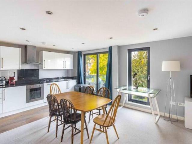 2 Bedroom Apartment Londres Greater London LS99895163