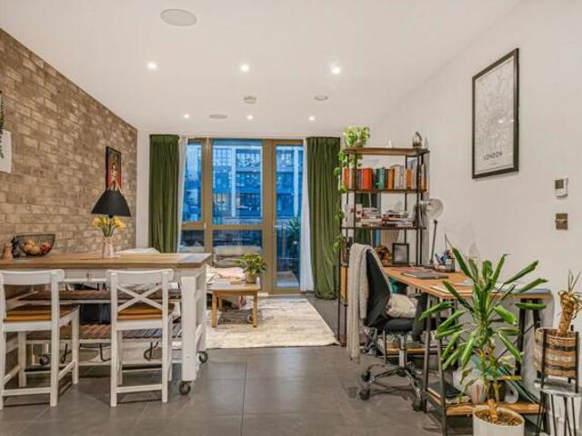 2 Bedroom Apartment Londres Greater London LS100456278
