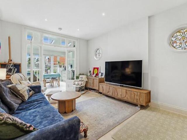 2 Bedroom Apartment Londres Greater London LS100503281