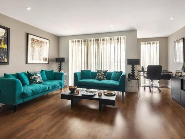 2 Bedroom Apartment Londres Greater London LS100540791