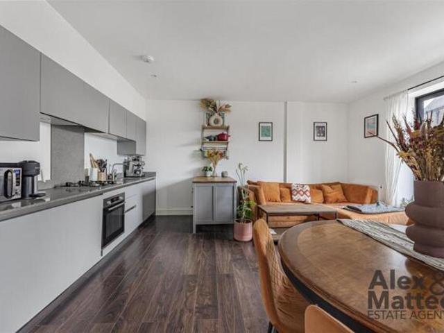 2 Bedroom Apartment Londres Greater London LS100541087