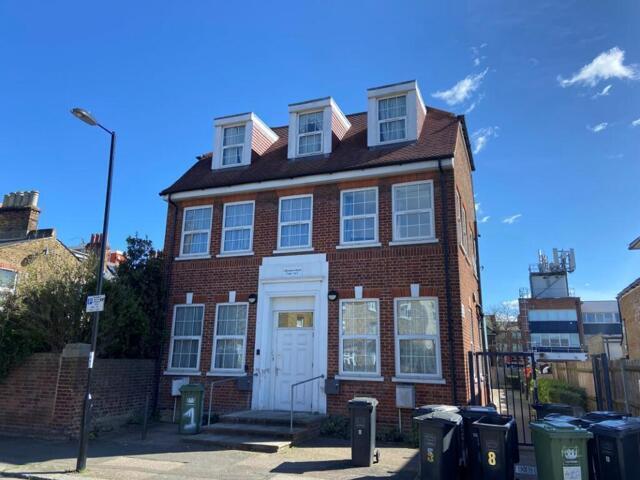 2 Bedroom Apartment Londres Greater London LS100578987