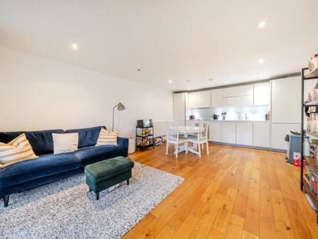 2 Bedroom Apartment Londres Greater London LS100649121