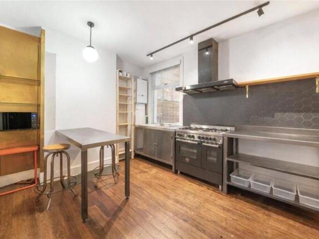 2 Bedroom Apartment Londres Greater London LS100733822