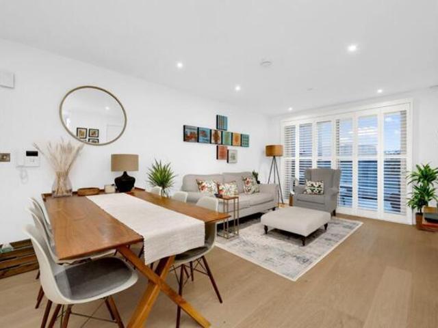 2 Bedroom Apartment Londres Greater London LS100824846