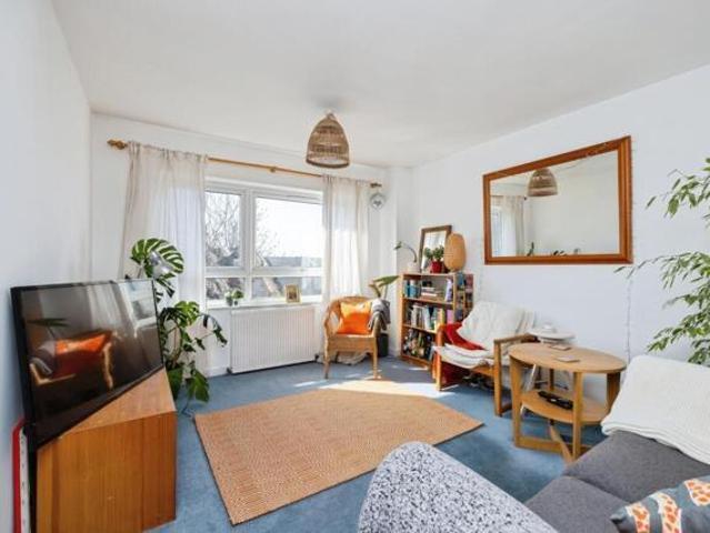 2 Bedroom Apartment Londres Greater London LS100855005