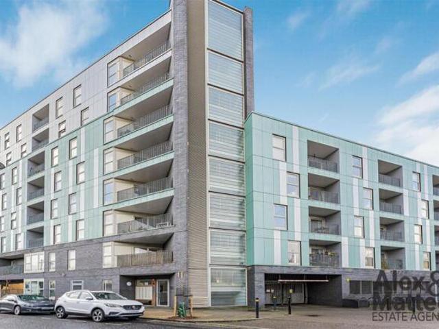 2 Bedroom Apartment Londres Greater London LS100881771