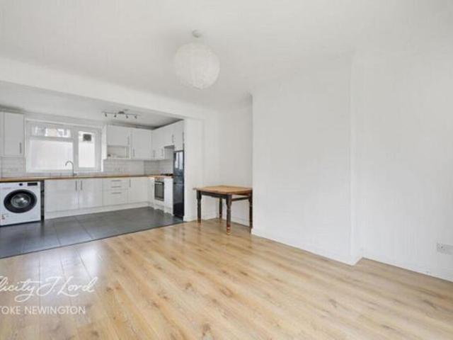 2 Bedroom Apartment Londres Greater London LS100058228