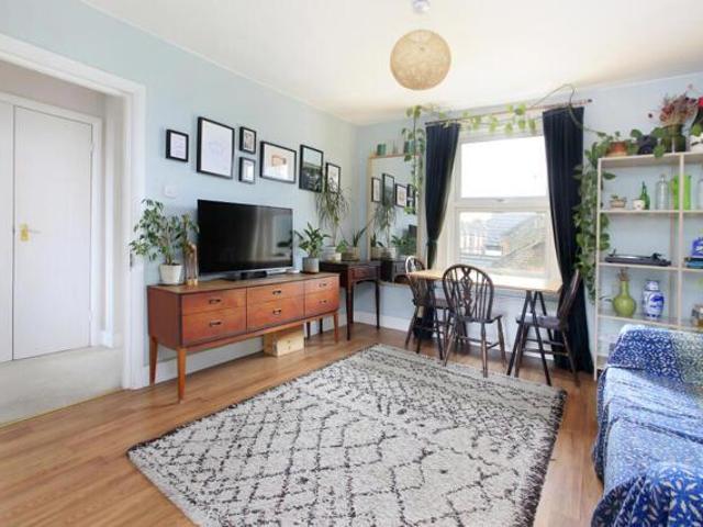 2 Bedroom Apartment Londres Greater London LS100132524