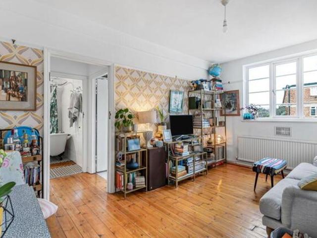 2 Bedroom Apartment Londres Greater London LS100191733