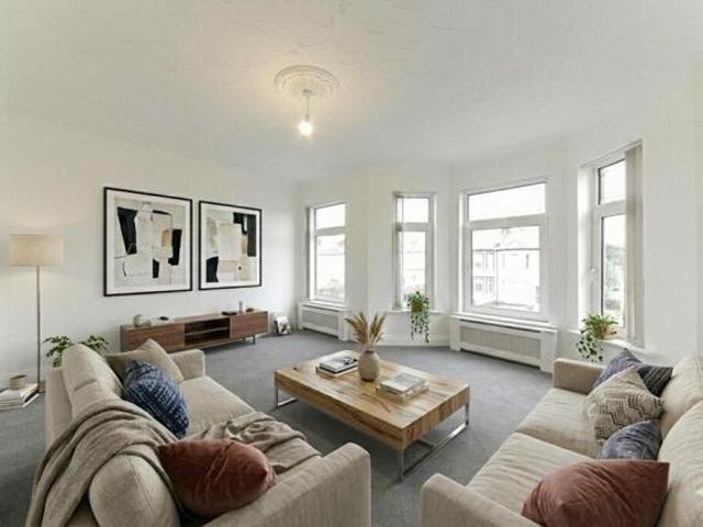 2 Bedroom Apartment Londres Greater London LS100263169