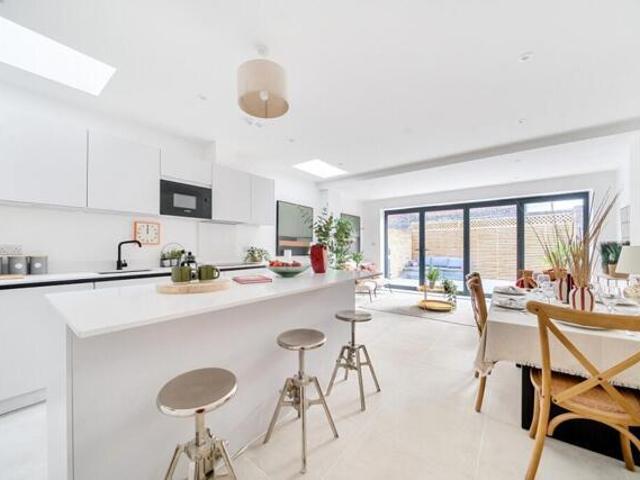 2 Bedroom Apartment Londres Greater London LS100317011