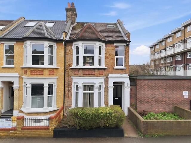 2 Bedroom Apartment Londres Greater London LS100366218
