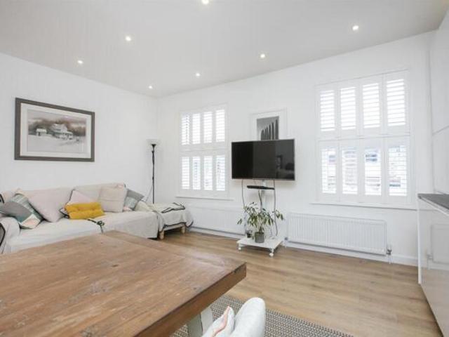 2 Bedroom Apartment Londres Greater London LS101676021