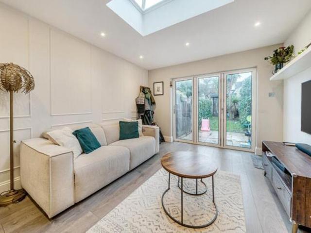 2 Bedroom Apartment Londres Greater London LS101676117