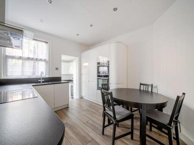 2 Bedroom Apartment Londres Greater London LS101955344