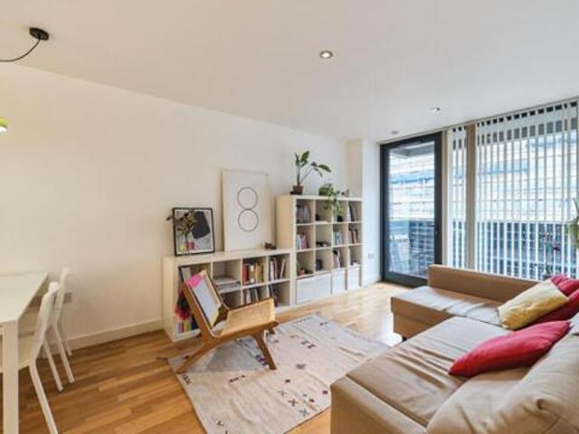 2 Bedroom Apartment Londres Greater London LS101351842
