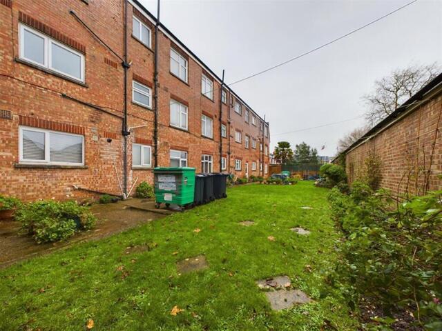 2 Bedroom Apartment Portsmouth Hampshire 101231687