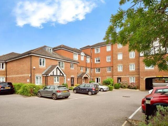 2 Bedroom Apartment Potters Bar Hertfordshire 98204470
