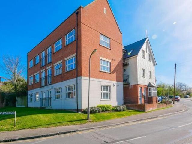2 Bedroom Apartment Rayleigh Essex 100503052