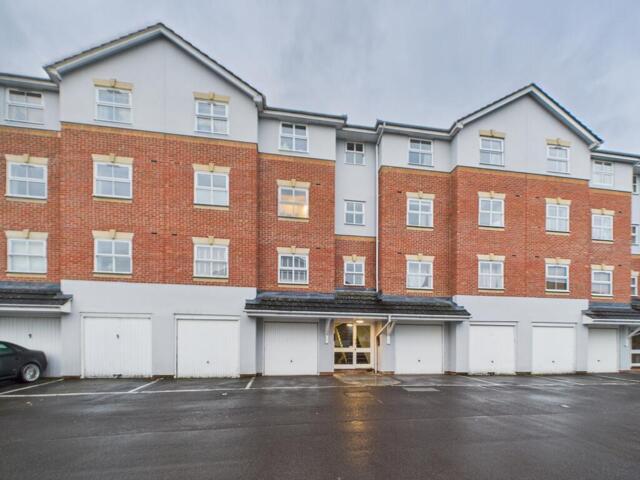 2 Bedroom Apartment Reading Reading LS100540906