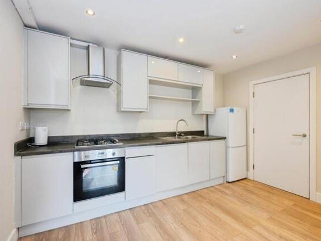 2 Bedroom Apartment Redhill Surrey 100786416