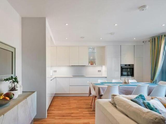 2 Bedroom Apartment Richmond Greater London LS98930370