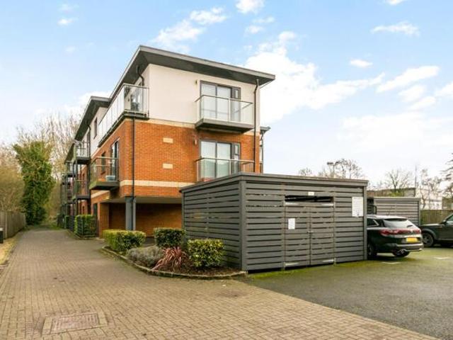 2 Bedroom Apartment Rickmansworth Hertfordshire LS100615237